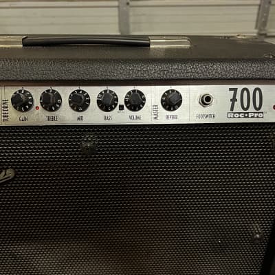 Fender Roc Pro 700 - Black | Reverb