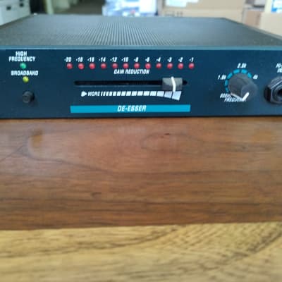 DBX 520 500-Series De-Esser Bundle with 2 20-foot XLR Cables | Reverb