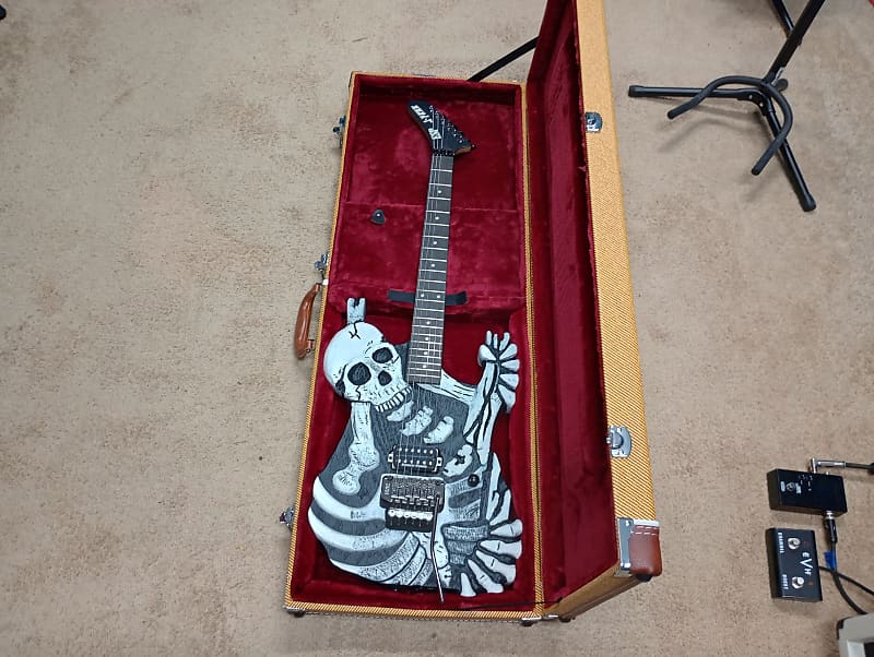 Skull & Bones J FROG custom built 2024 - Black and white | Reverb