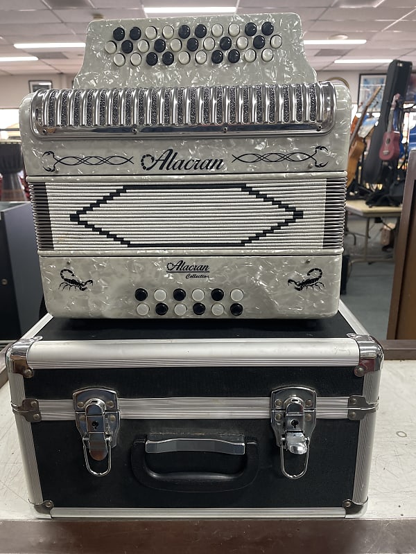 Alacran Accordion Pearl White with Case | Reverb