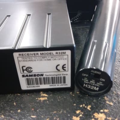 Samson UHF Synth 32 R32M Reciever and H32M Microphone | Reverb