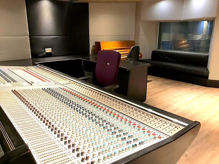 DDA AMR - 24 Channel Mixing Desk | Reverb