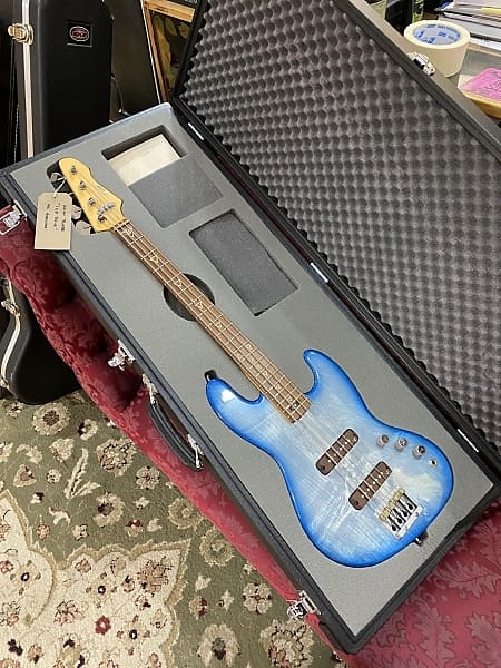 Valiant Guitars Mini Bass 2024 - Ice Blue | Reverb