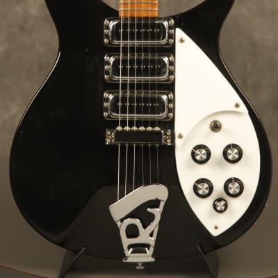 RICKENBACKER 320 electric guitars