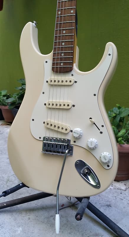 Peavey raptor white turning cream guitar STRAT | Reverb