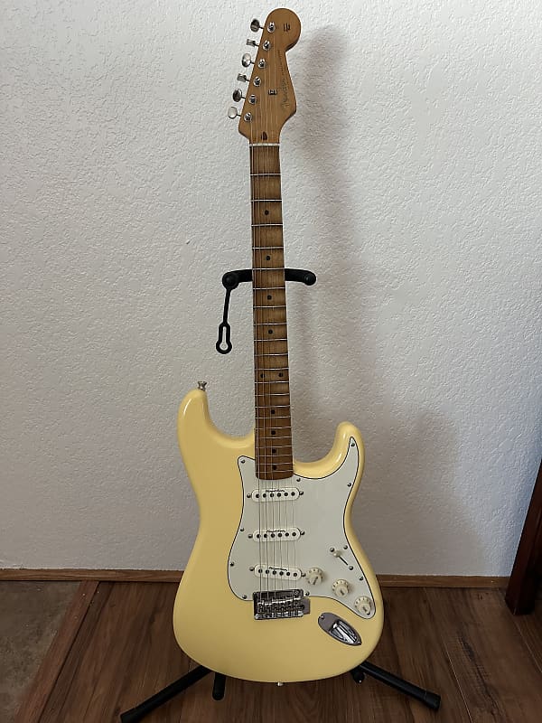 Fender Stratocaster - Yellow | Reverb