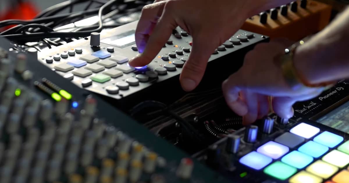 Video: Detroit Swindle on Building a Live Rig Without | Reverb News