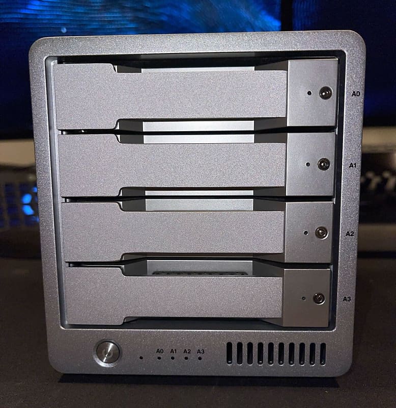 💾 CalDigit T4 (Chassis Only) – Thunderbolt 3 External RAID | Reverb