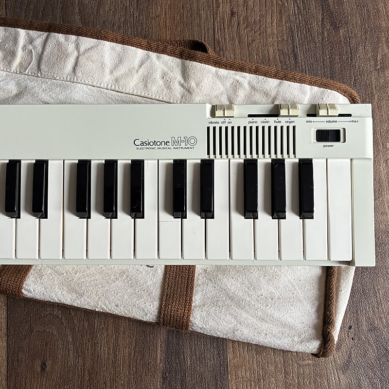 Casio M-10 Casiotone 32-Key Mini Synthesizer 1980s - White | Reverb UK