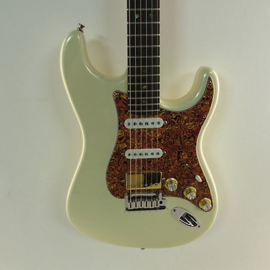 Fender AMERICAN DELUXE STRATOCASTER Electric Guitar White | Reverb