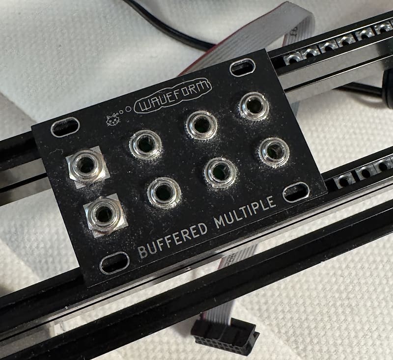 Waveform Magazine 1U Buffered Mult - black | Reverb