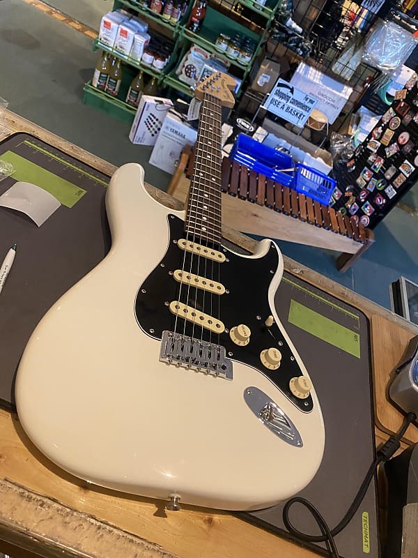 (U) Fender White Performer Stratocaster with Black Pickguard | Reverb