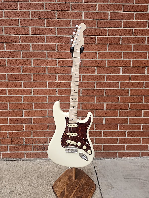 Fender Stratocaster 2022 - Cream | Reverb