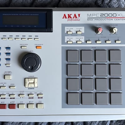 AKAI MPC 2000XL - 8 Outputs - Max Ram - CF Card | Reverb Luxembourg