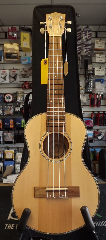 Hilo Premiere Tenor Ukulele Spruce with Case | Reverb