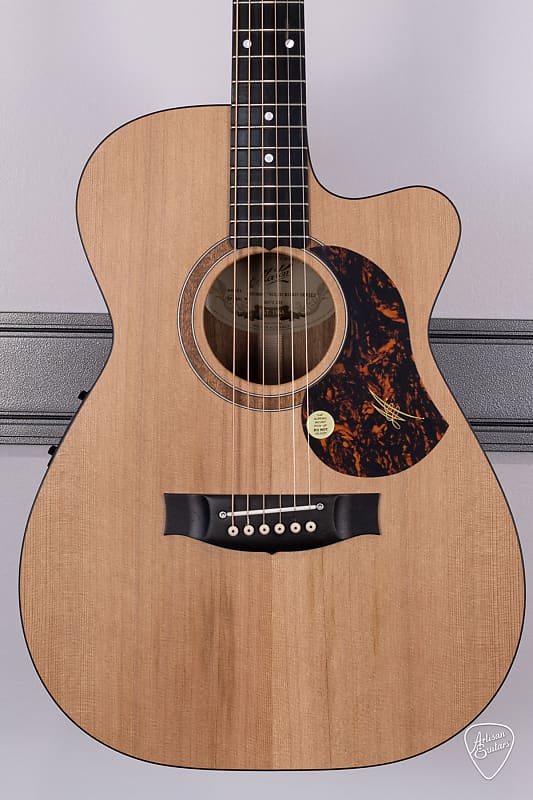 Maton SRS-808C Cutaway Solid Road Series | Reverb