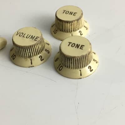 Three Aged White Relic Genuine Fender Knobs | Reverb Deutschland