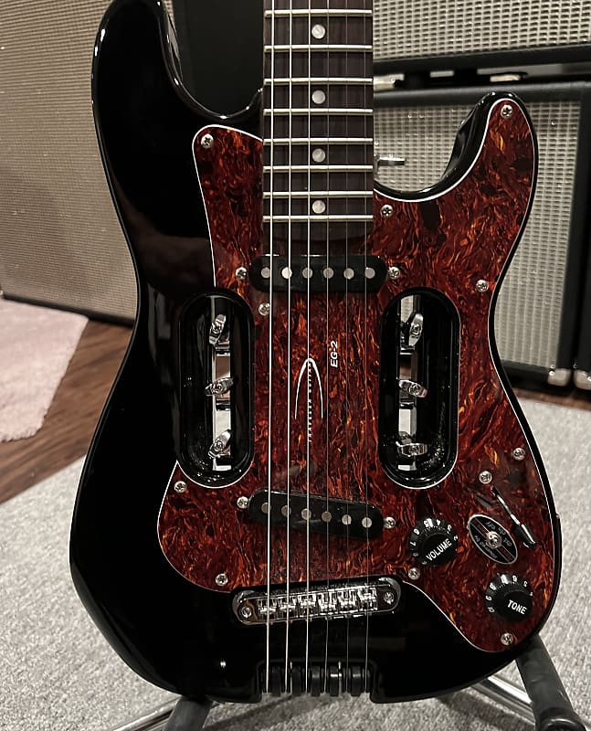 Traveler Guitar Strat-style Escape EG-2 2009-2019 - black, | Reverb