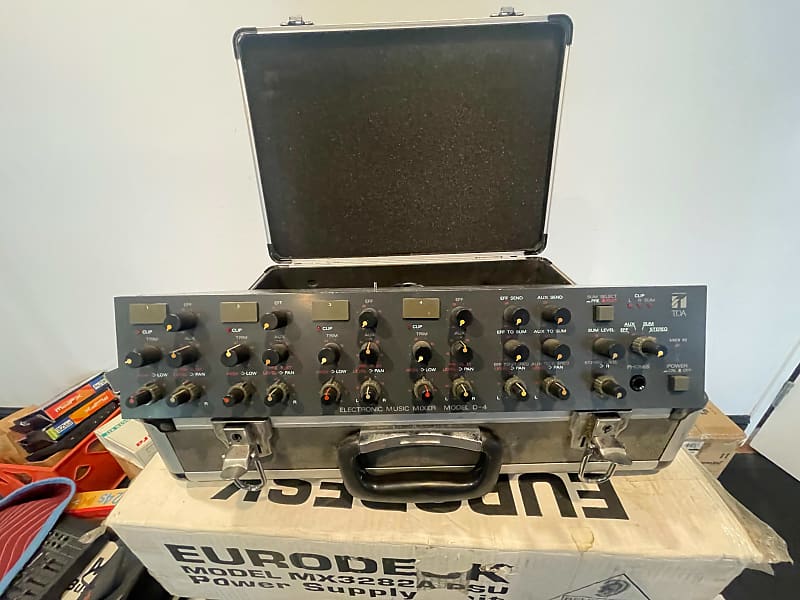 TOA TOA D4 4-Channel Electronic Rack Music Mixer with Phantom | Reverb
