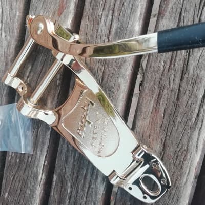 Bigsby B7 Vibrato Tailpiece in Gold & Vibramate V7 Kit | Reverb France