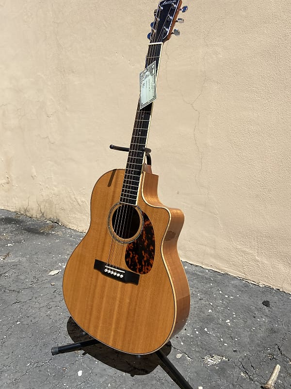 Larrivée LV-05E - Natural Venetian Cutaway spalla mancante | Reverb