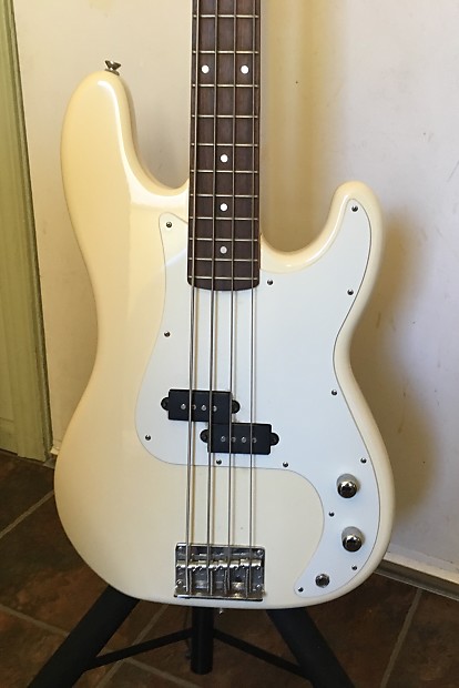Squier P-bass 1999 | Reverb