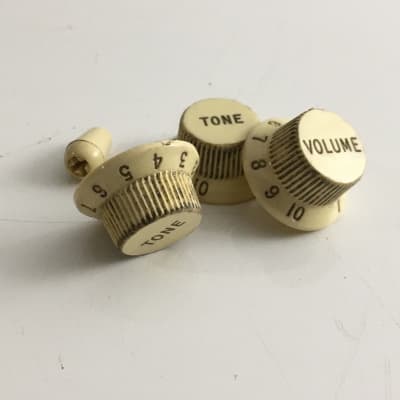 Three Aged White Relic Genuine Fender Knobs | Reverb Deutschland