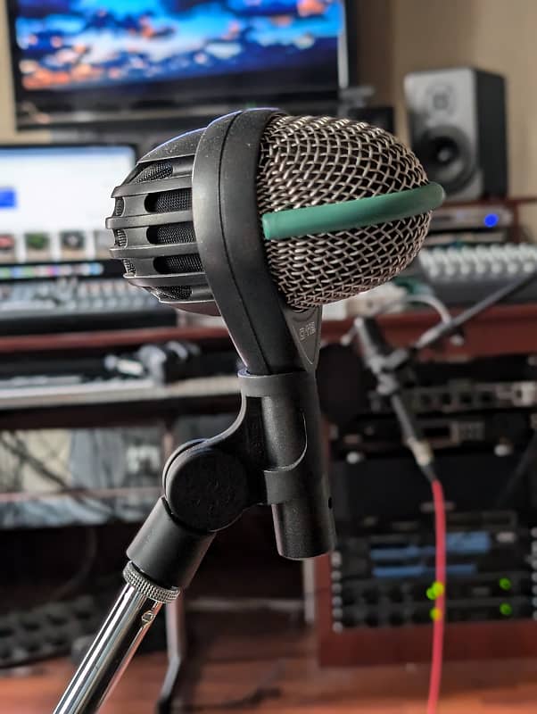 AKG D112 Large-Diaphragm Dynamic Kick Drum Microphone | Reverb