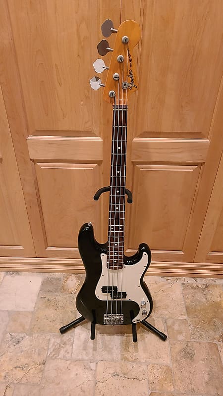 Fender Medium Scale 32" Precision Bass Early 80,s - Black | Reverb