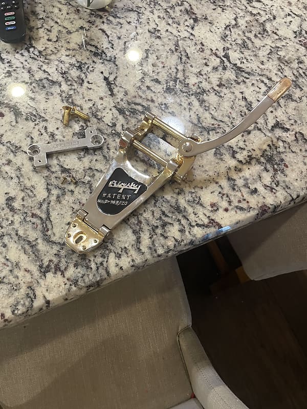 Bigsby B7 with Les Paul Vibramate - Gold | Reverb