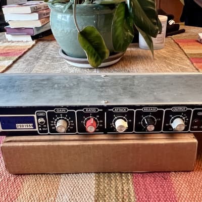 Symetrix 501 Peak-RMS Compressor/Limiter 1996 | Reverb
