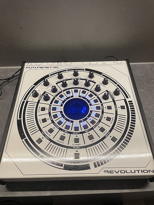 Future Retro Revolution 2000s | Reverb Deutschland