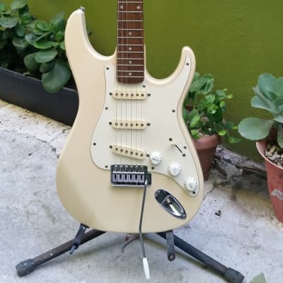 Peavey raptor white turning cream guitar STRAT | Reverb