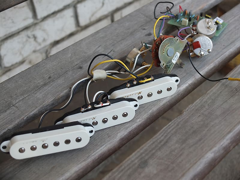 Fender Noiseless Eric Clapton Stratocaster Pickups and Mid | Reverb