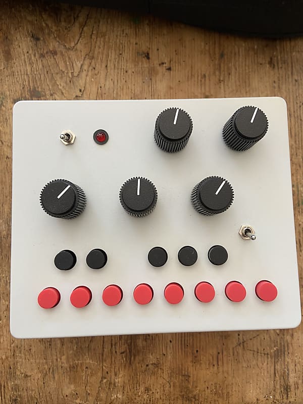 Rucci 8 Bit Powered Synth | Reverb