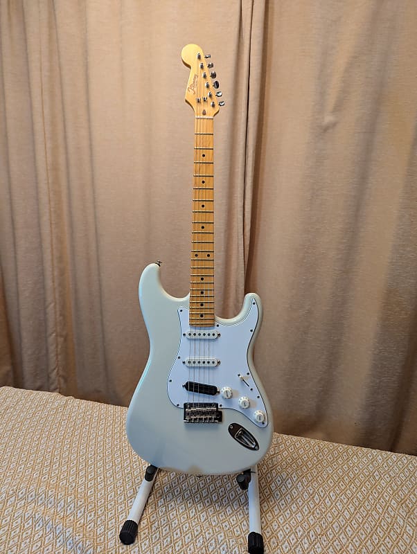 White Jamie Davey Stratocaster with reverse headstock | Reverb UK