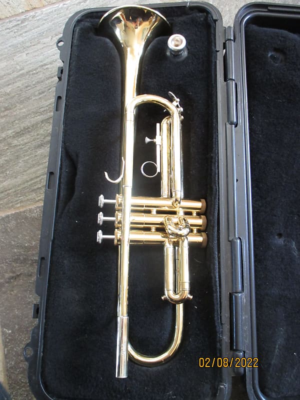 Bach 1530 Gold trumpet with case and mouthpiece. | Reverb
