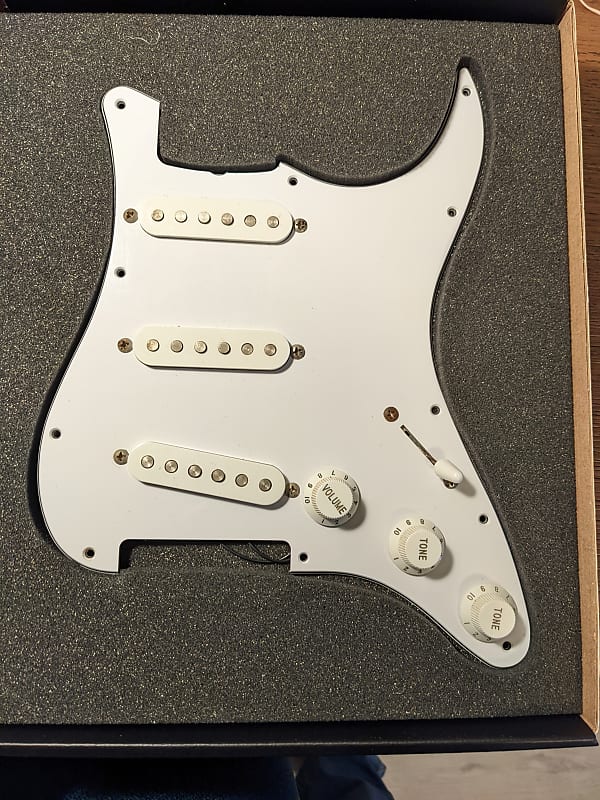 Fender Loaded Pickguard MIJ 2014 White | Reverb Canada