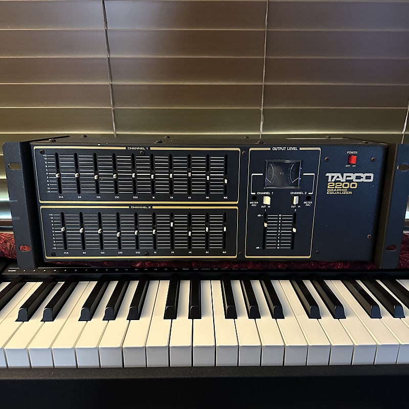 TAPCO 2200 2-Channel 10-Band Graphic EQ | Reverb