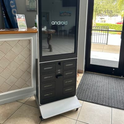 Digital Touchscreen Interactive Display Unit w/ CellPhone | Reverb