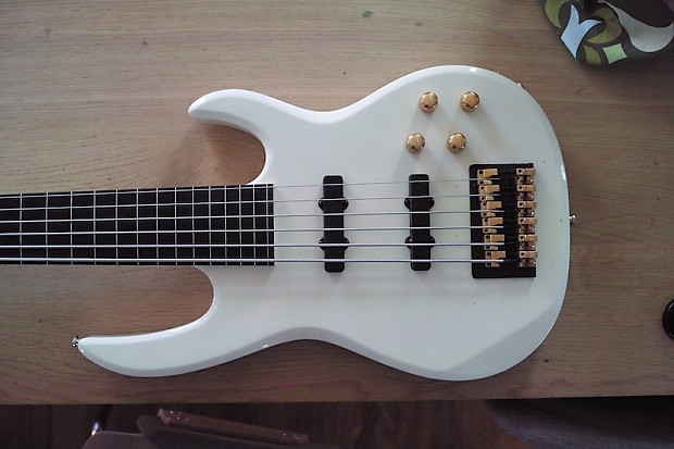 Carvin LB76F White 6 String Fretless Bass | Reverb