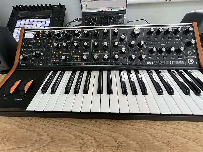 MOOG Moog Subsequent 37 | Reverb