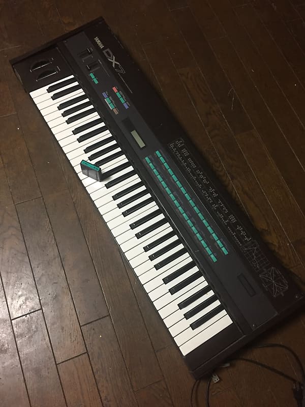 Yamaha DX7 Synthesizer w/ memory cart & hard case | Reverb