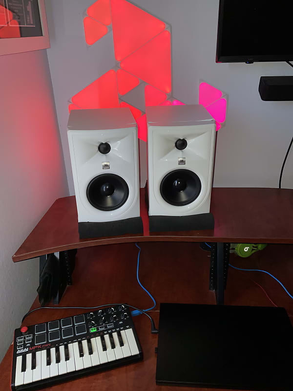 JBL LSR 305 | Reverb