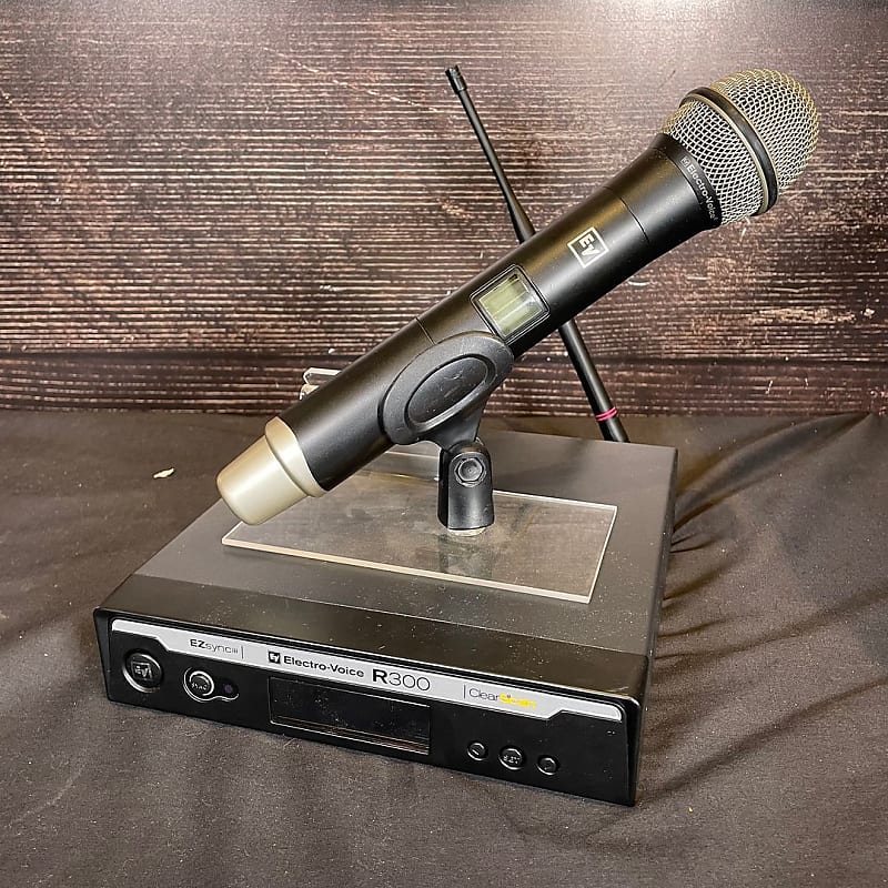 Electro-Voice R300 Handheld Wireless Microphone (Hollywood, | Reverb