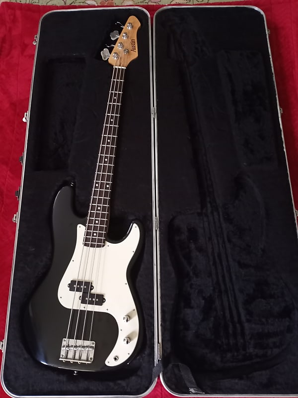 Austin Bass with Vintage Fender Hard Case all in Excellent | Reverb