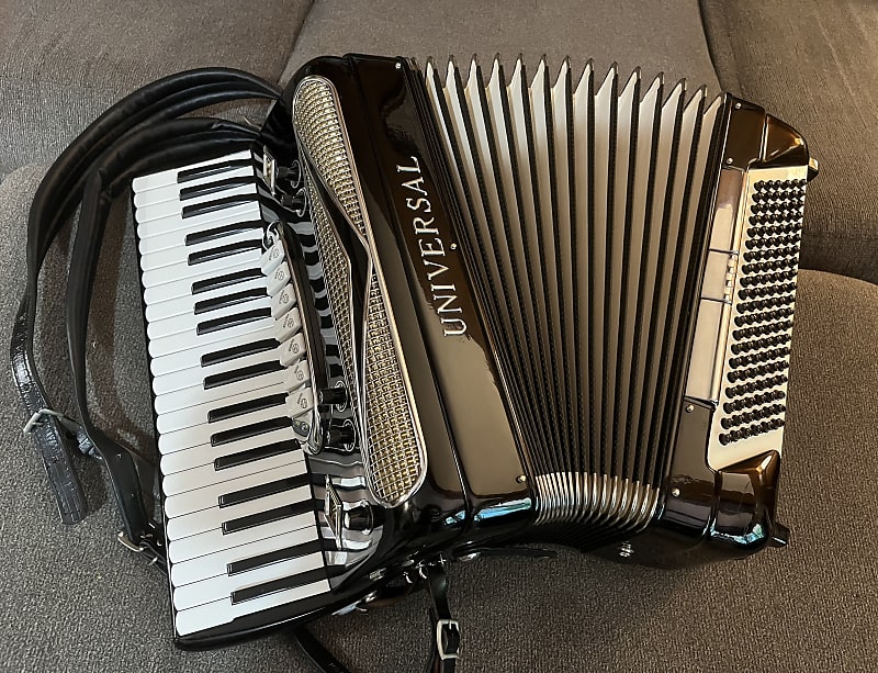 Universal Deluxe 3/5 Reed Accordion | Reverb