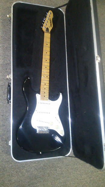 Peavey Raptor Electric Black Body w/ White pickguard & | Reverb