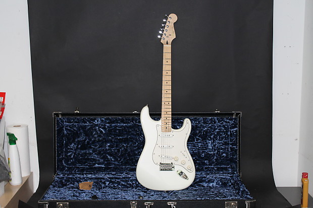 Fender Squier Deluxe Stratocaster Pearl White W/G&G Fender | Reverb