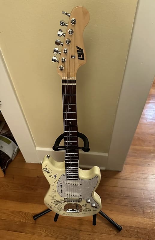Smash Seattle Bowie Tribute Guitar signed by Mike McCready, | Reverb